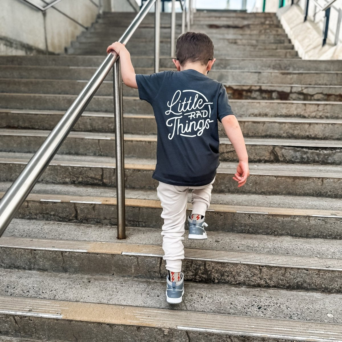 RAD CIRCLE LOGO TEE - SMOKE – Nona and Papa Gifts